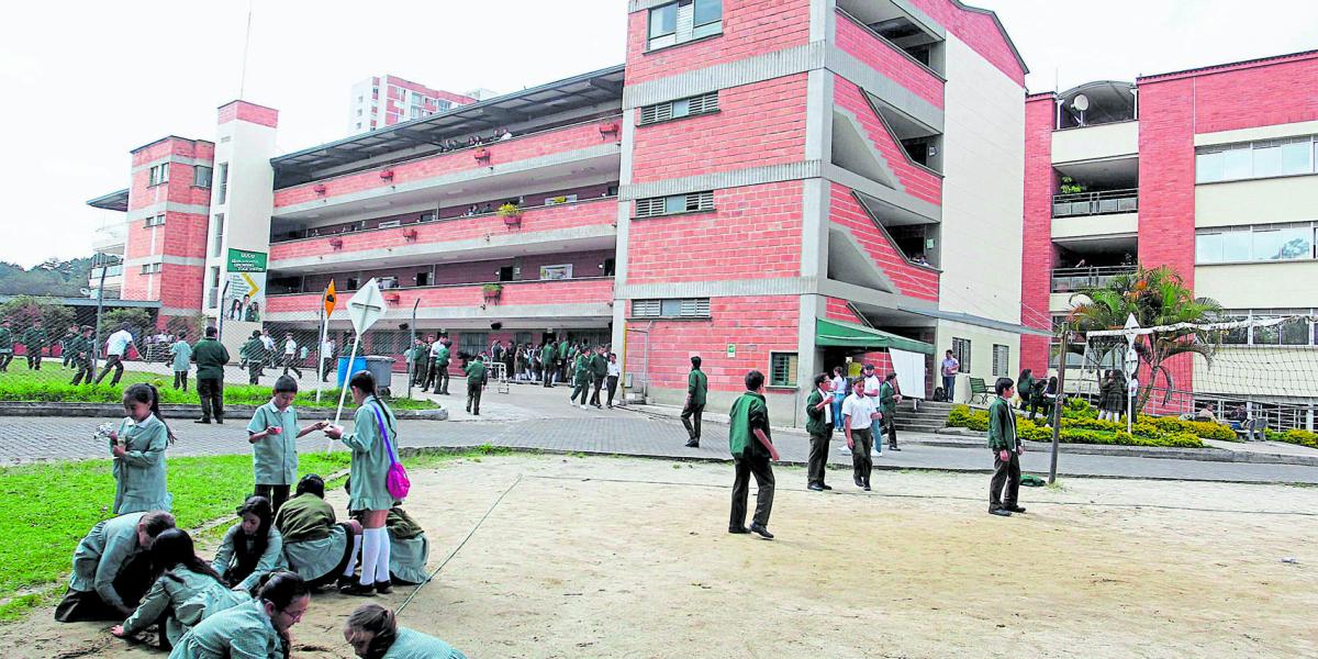 Colegio Monseñor Alfonso Uribe Jaramillo: Sede Primaria 《 OPINIONES